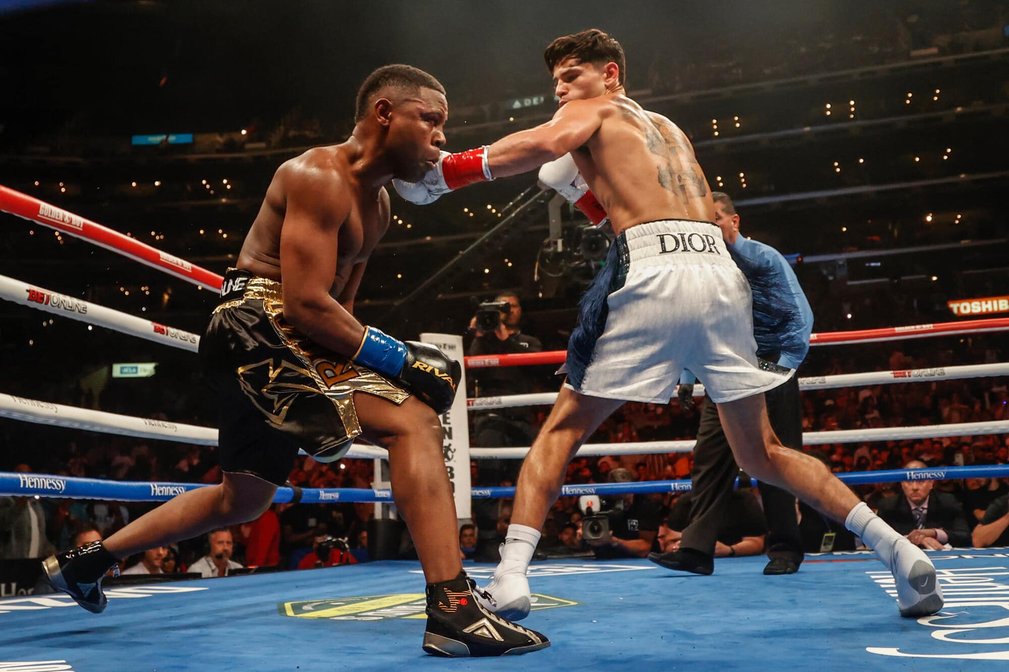 Ryan Garcia ha combattuto con un completo da boxe Dior